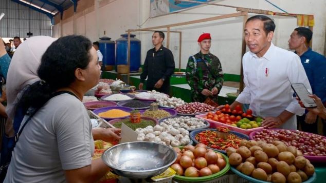 Jokowi Cek Harga Pangan Pokok di Pasar Oebobo,